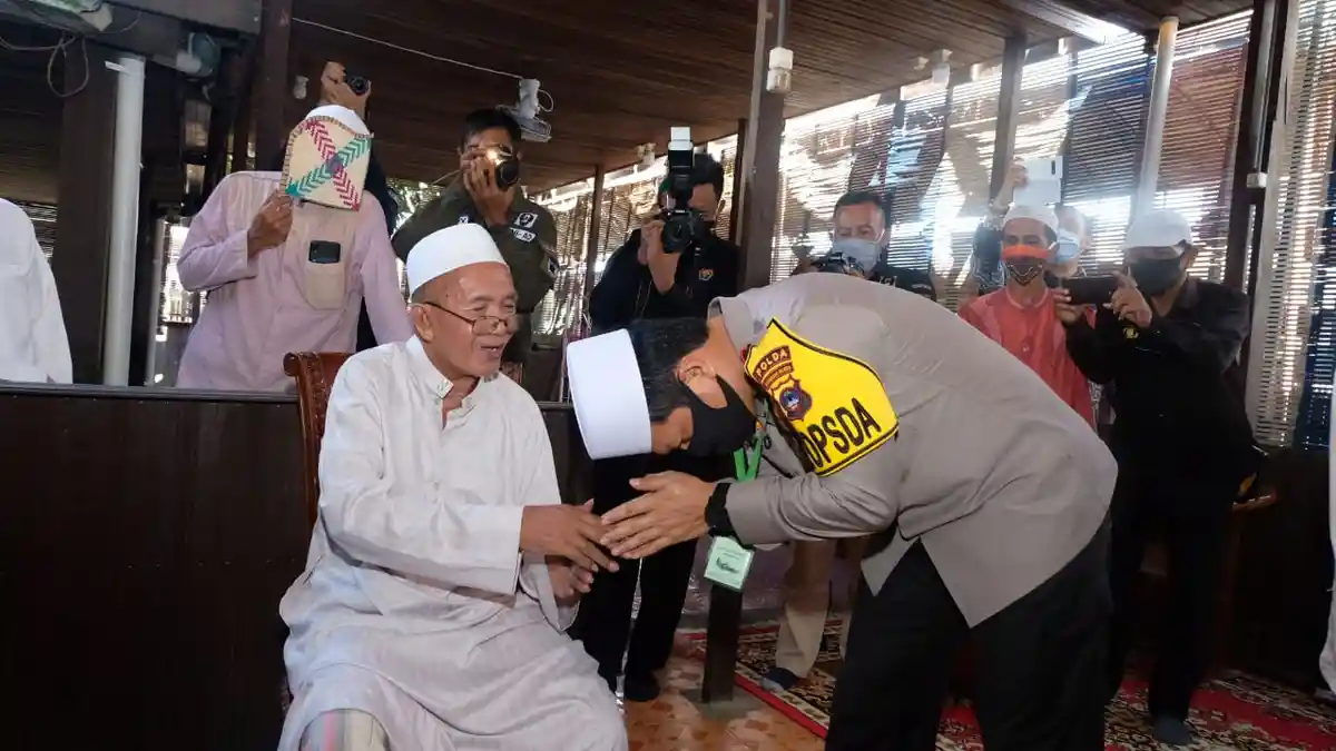 Mengenal Sosok Guru Danau, Haul Pertama Tokoh Kharismatik Danau ...