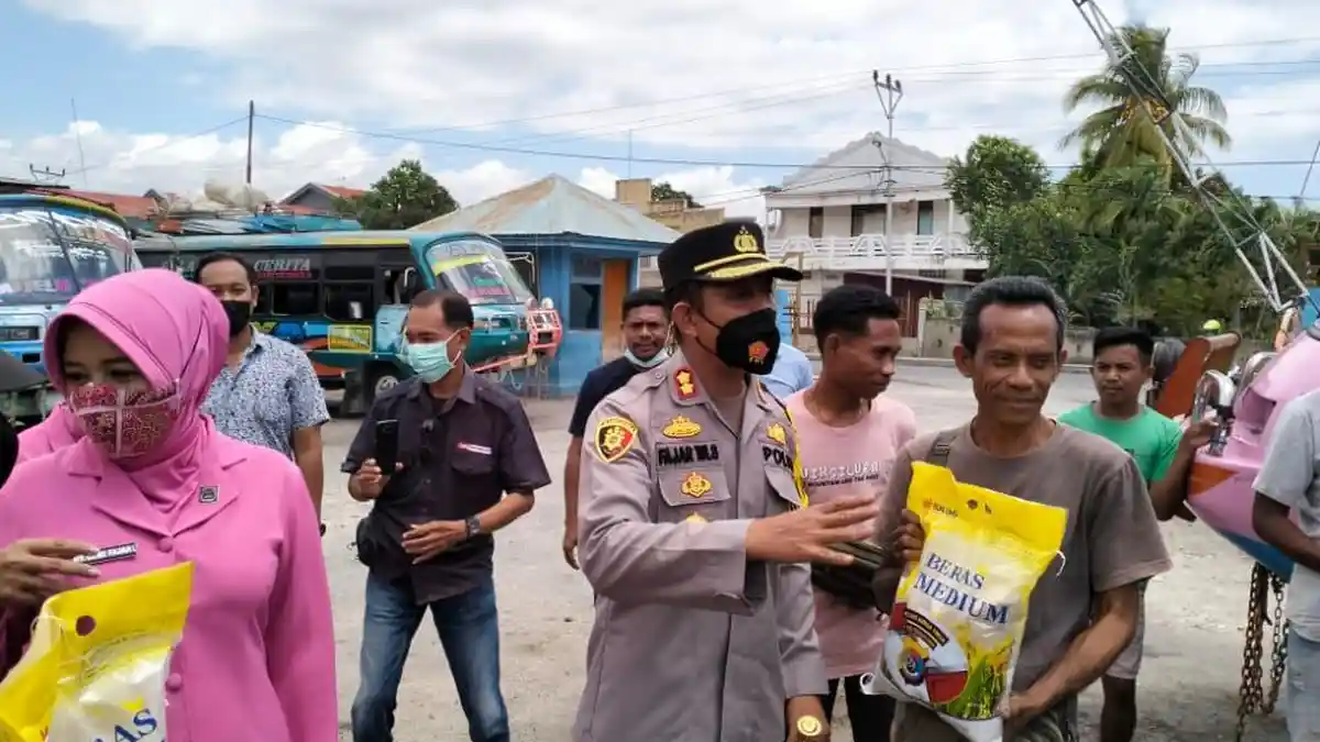 Kapolres Sumba Timur Bagi Bansos Untuk Ojek dan Sopir - Pos-kupang.com
