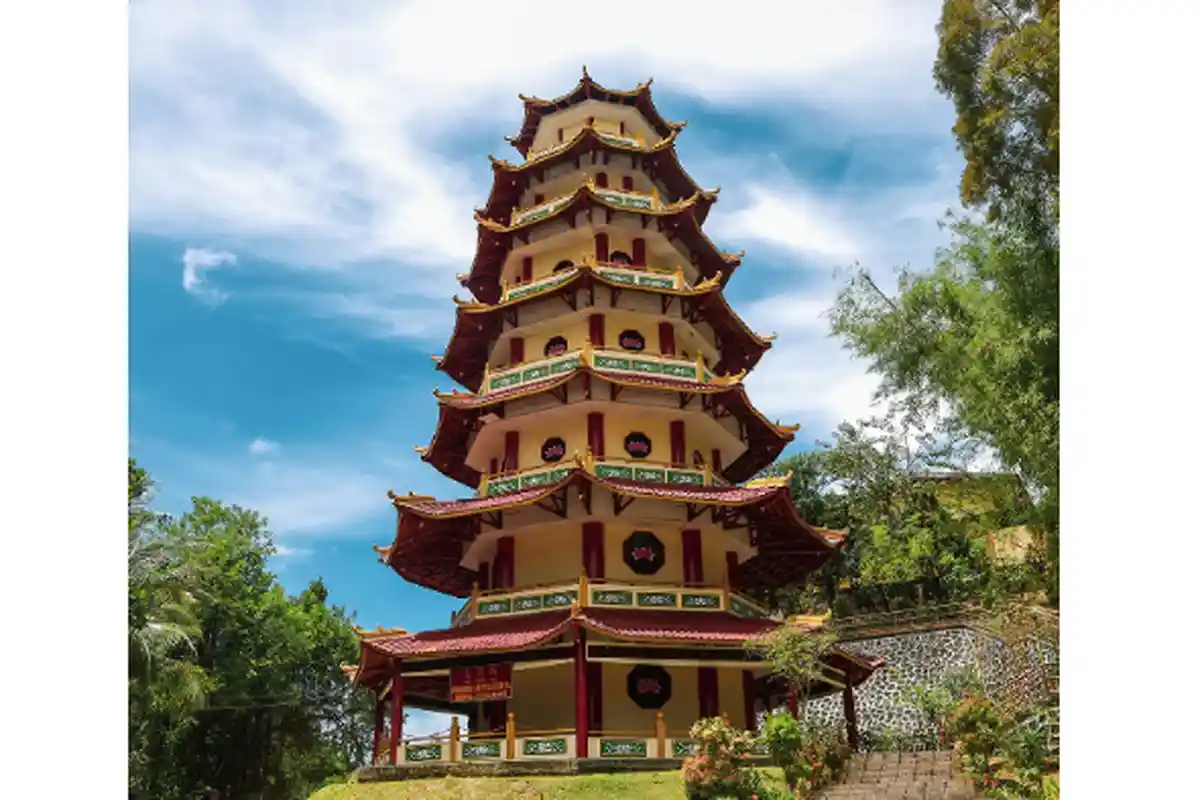 Cek Harga Tiket Masuk Pagoda Sapta Ratna, Indahnya Wisata Papua Barat ...