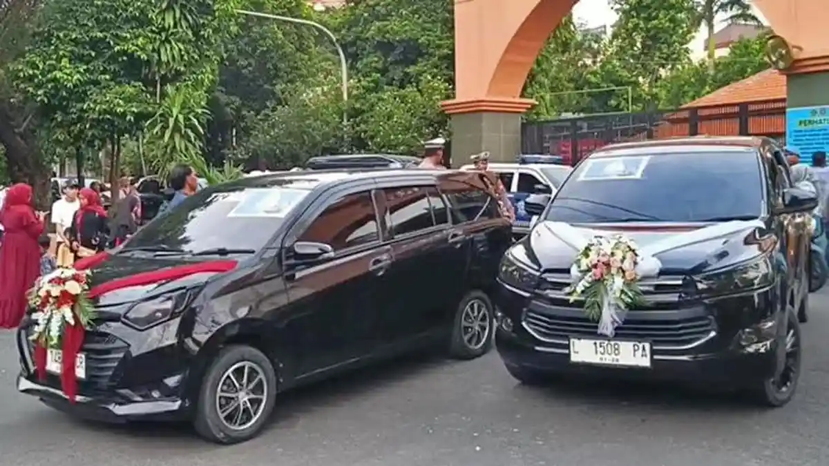 Sambut Jemaah Haji 2025 Pulang, Keluarga Asal Sampang Pakai Mobil Hias ...