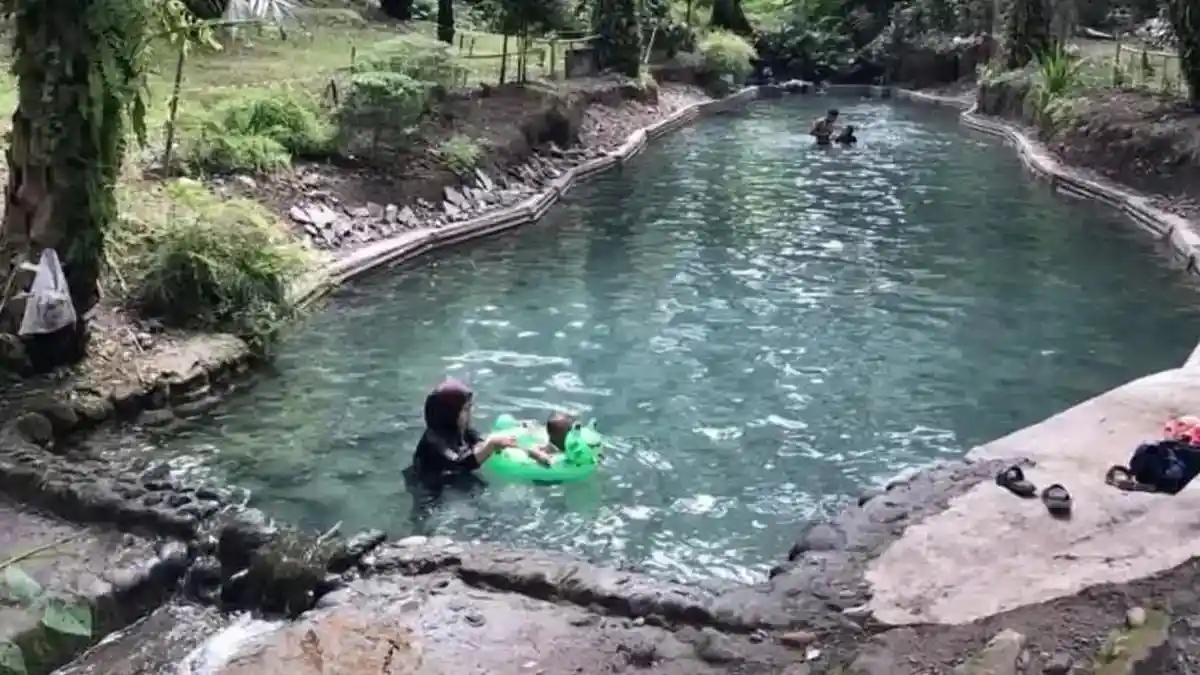 Menyegarkan Diri di Kolam Wak Jowo: Surga Air Sebening Kaca yang Viral ...