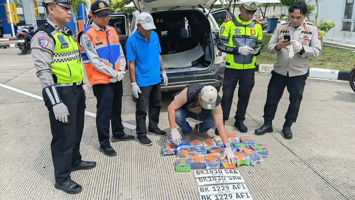 Bantu Kecelakaan di Banyuasin, Polisi Temukan 24 Kg Sabu Disembunyikan ...