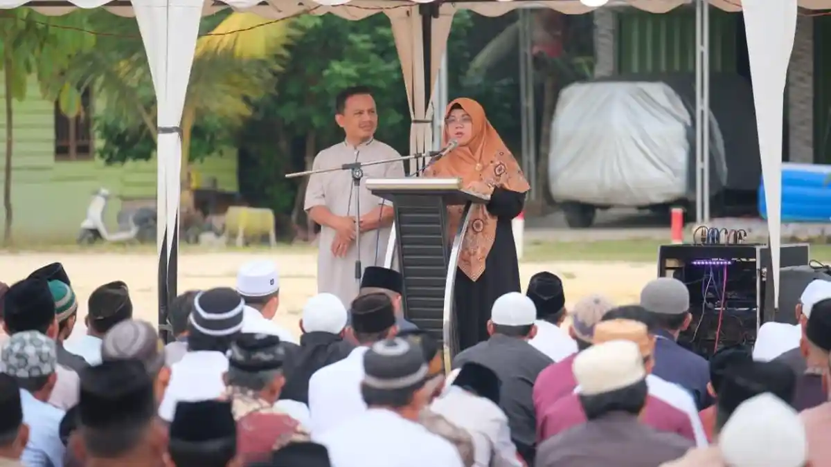 Bupati Siak dan Suami Salat Ied di Mandiangin Minas - Tribunpekanbaru.com