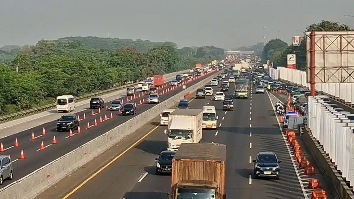 Puncak Mudik Lebaran Tiba! Tol Japek Macet Parah Pagi Ini, Rest Area ...