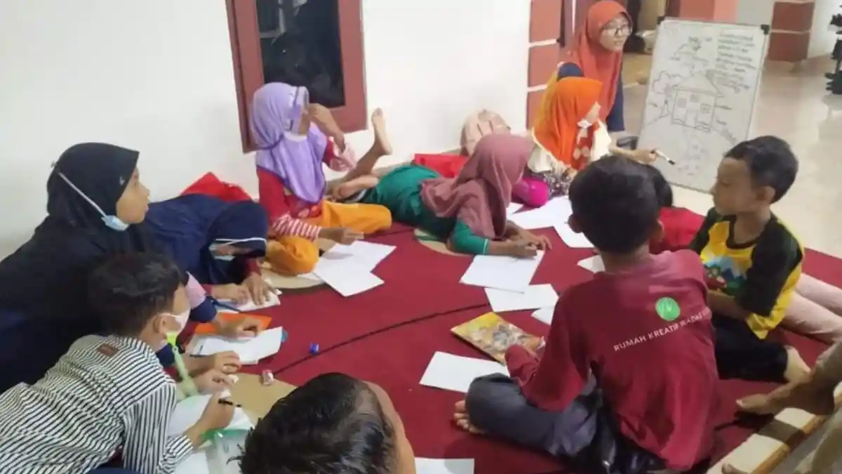 Di Rumah Kreatif Wadas Kelir Banyumas, Nur Hafidz Mengukir Generasi ...