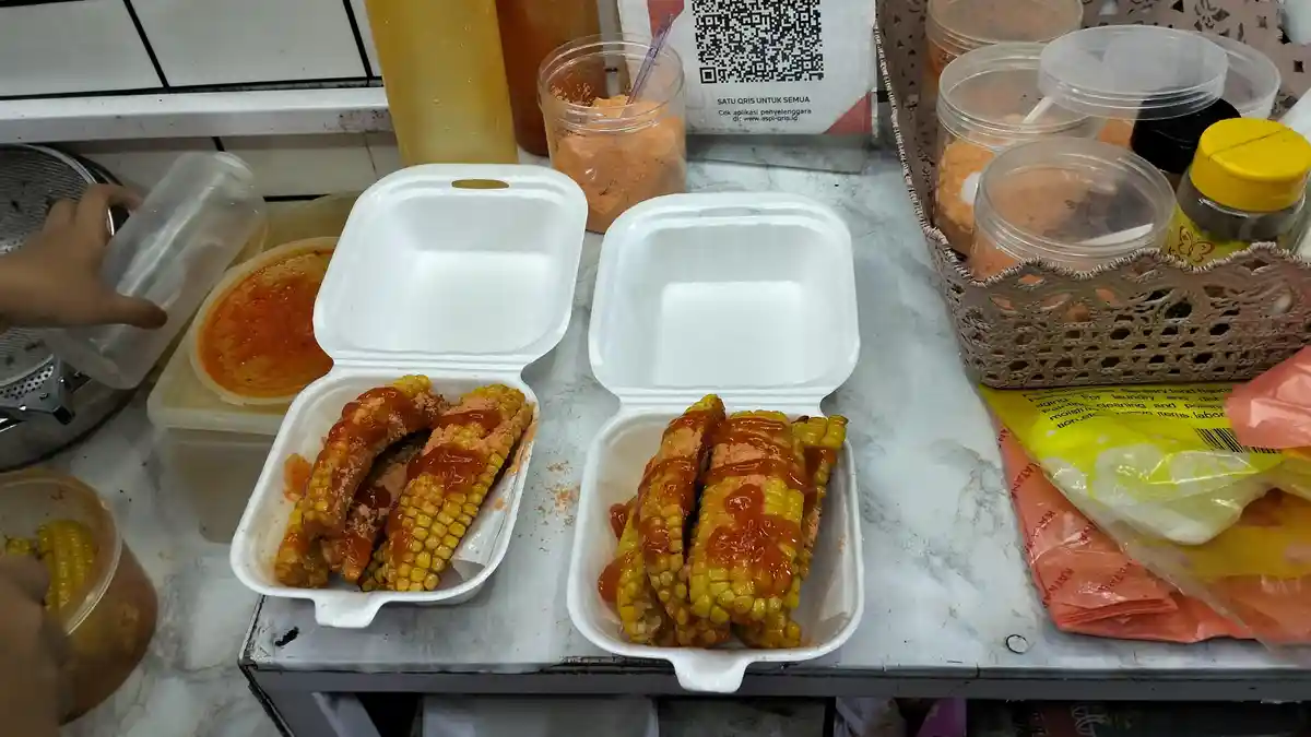 Lezatt! Menikmati Kuliner Unik 'Corn Ribs' Berbahan Jagung di Kalimadu ...