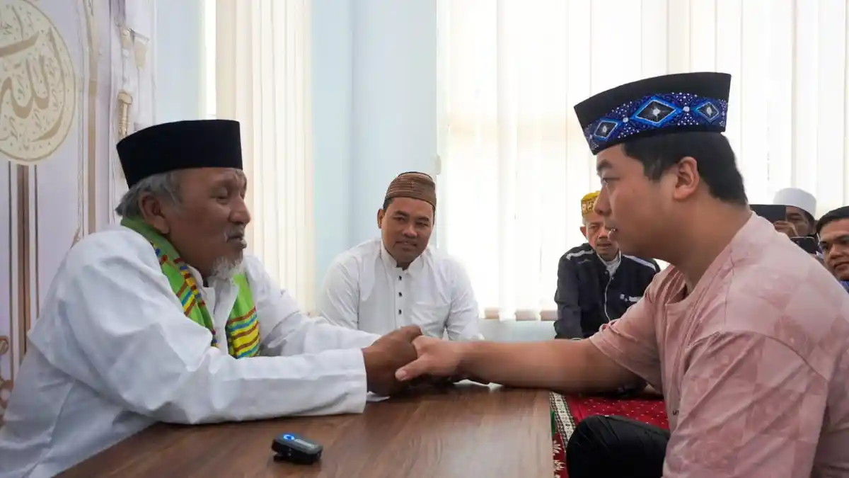 Pekerja Tiongkok Wen Chao Ucap Syahadat, Peluk Islam di Gresik ...