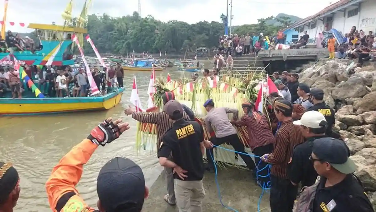 Tradisi Labuh Laut di Pantai Popoh Meriah, Warga Serbu Gunungan Hasil ...