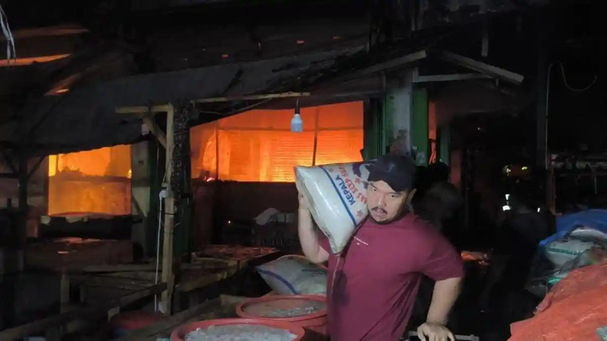 Api Melahap Pasar Rebo Purwakarta saat Sahur, Pedagang Berlarian ...