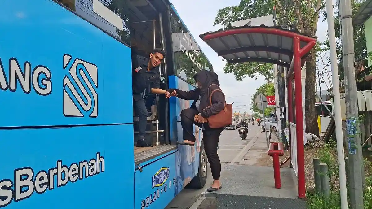 Harus Angkat Rok hingga Raih Tangan Petugas: Perjuangan Perempuan ...