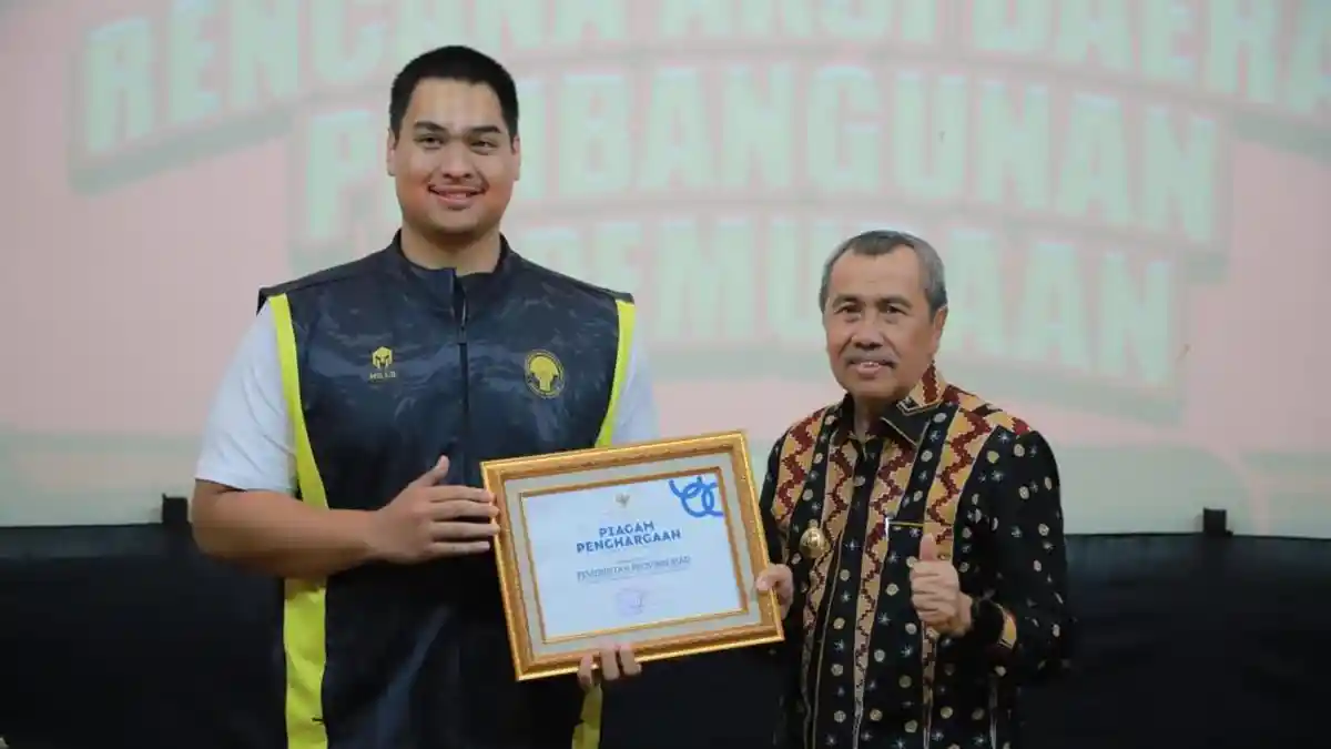 Peduli Pembangunan Pemuda, Menpora Dito Beri Gubri Syamsuar Penghargaan ...