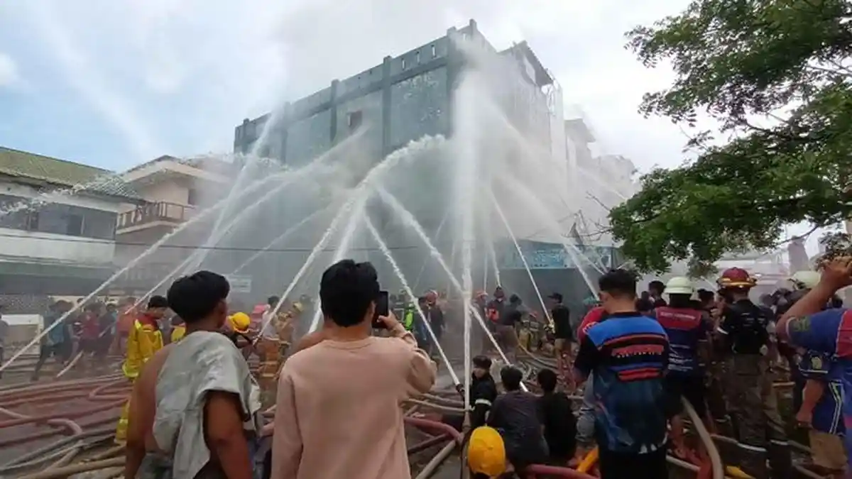 Terus Disemprot Air, Geger Kebakaran di Gedung Toko Eceran Sultan Adam ...