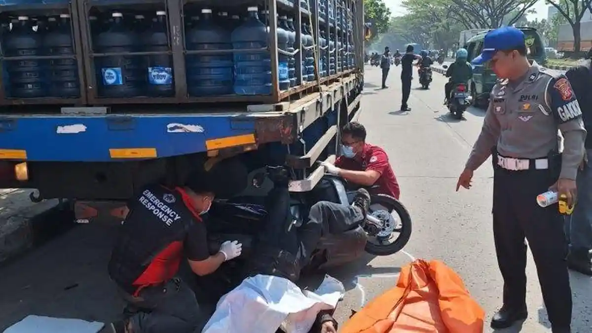 Kecelakaan Maut, Truk vs Motor, Lansia Tewas Sedangkan Anak Gadisnya ...