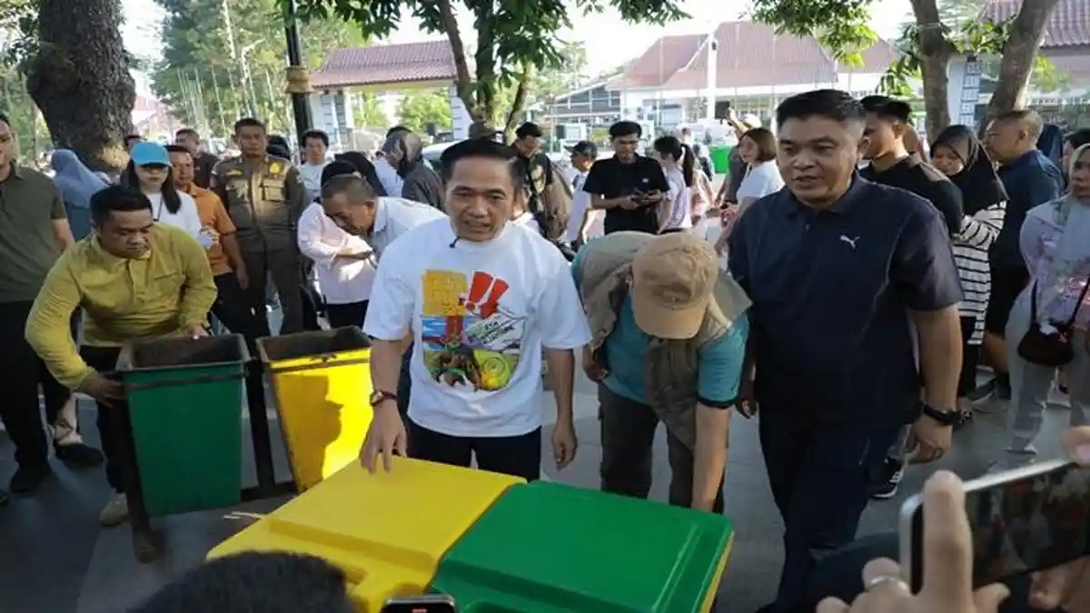 Tegakkan Aturan Sampah, Ratu Dewa Distribusikan Ratusan Kotak Sampah ke ...
