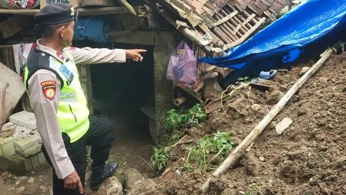 Dapur Rumah Warga Sadang Kebumen Jebol Diterjang Longsor, Pemilik ...