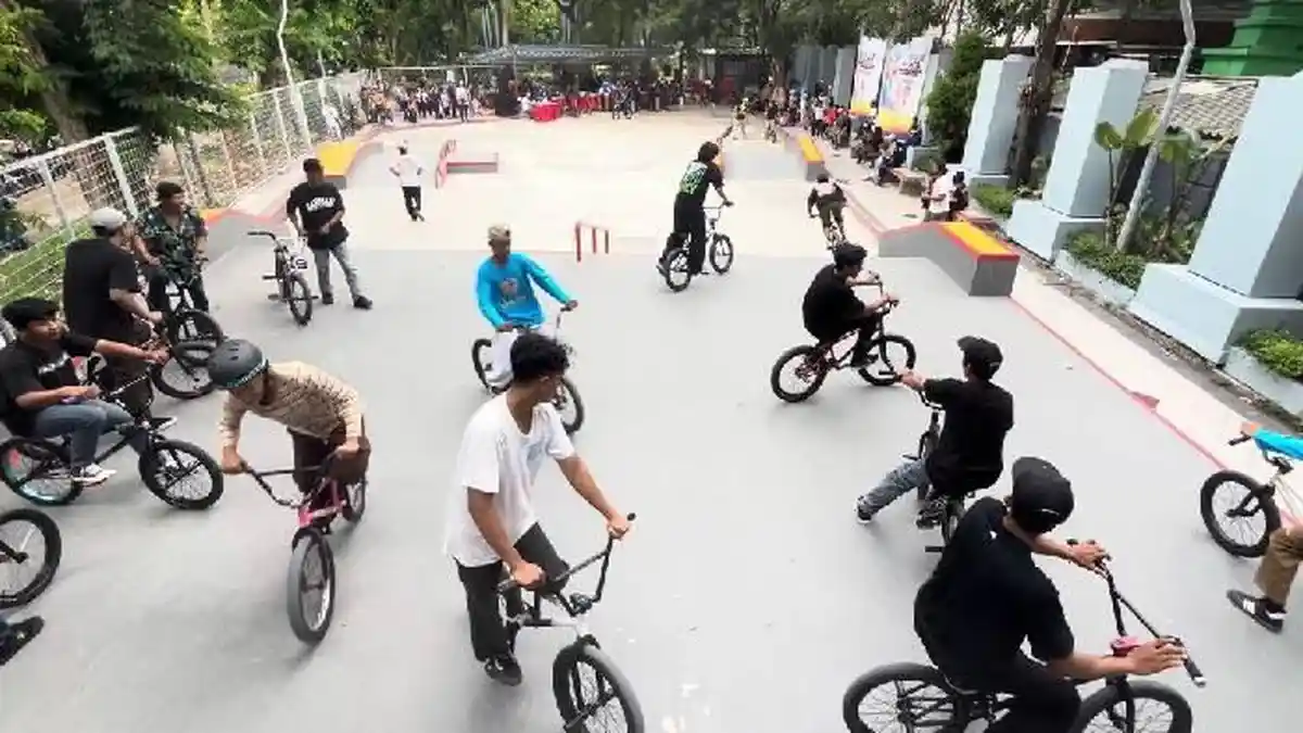 Aksi Puluhan Rider Meriahkan Event BMX di Taman Bungkul Surabaya ...