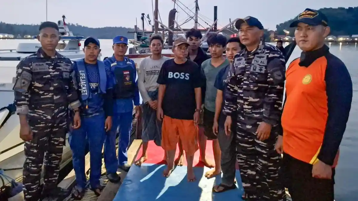 Kapal Bawa Kayu Tujuan Batam Bocor di Lingga Setelah Dihantam Badai ...