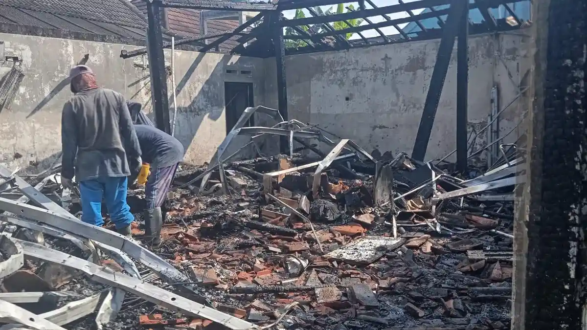 Diduga Korsleting Listrik, Rumah Pensiunan ASN di Sleman Ludes Terbakar ...