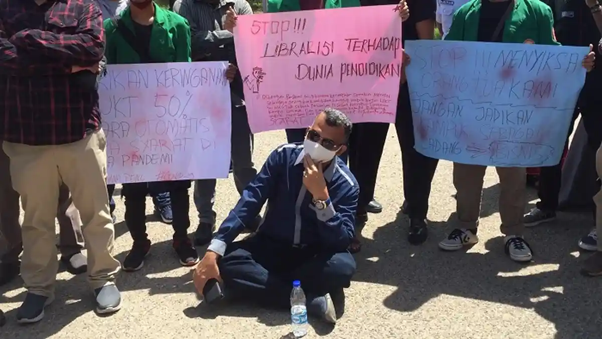 Saat Demo Mahasiswa di Bukit Indah Lhokseumawe, Rektor Unimal Sempat ...