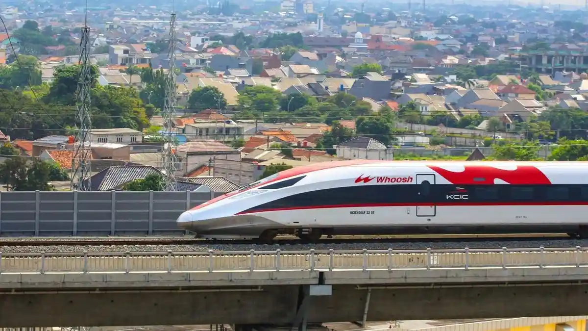 Klarifikasi KCIC Soal Video Viral Kereta Cepat Whoosh Berhenti di Kopo ...