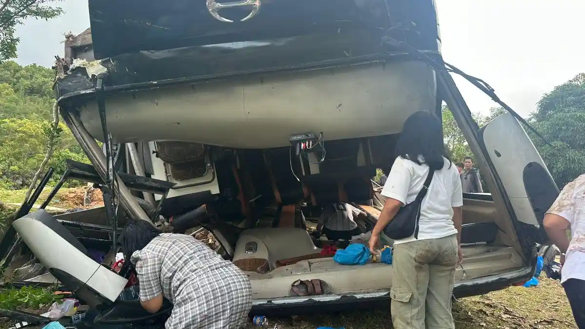 Bus Terguling di Pantai Melur Batam, 1 Korban Terjepit Dinyatakan Tewas ...