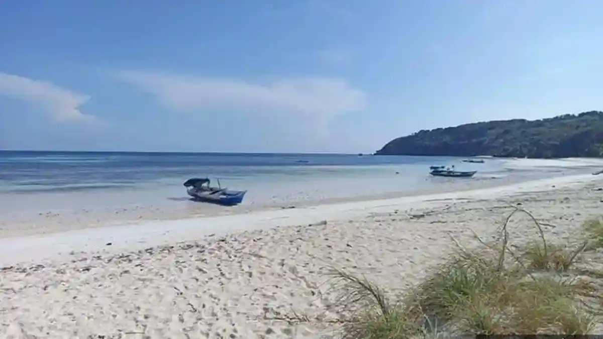 Pesona Pantai Sawengka, Keindahan Pasir Putih Bak Permata di Pulau ...
