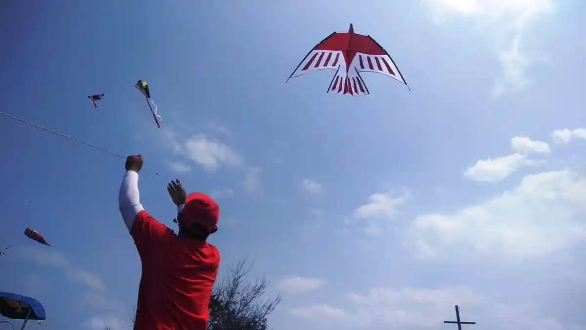 HUT ke-75 Kemerdekaan Indonesia, Layang-layang Nuansa Merah Putih Hiasi ...