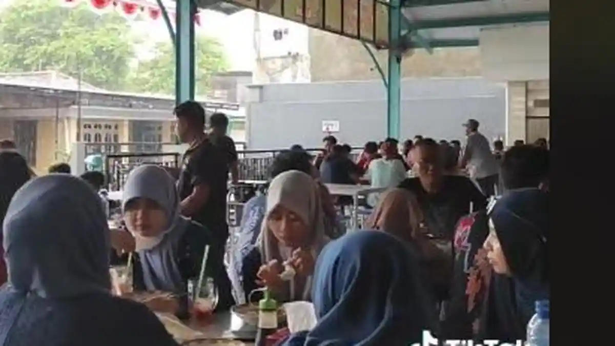 Video Viral TikTok, Kuliner Khas Madura di Warung Gang Amboina, Ini ...