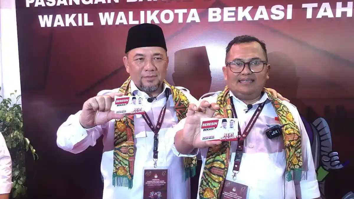 Heri Koswara dan Sholihin Pamerkan Kartu ‘Beresin Bekasi’ usai Daftar ...