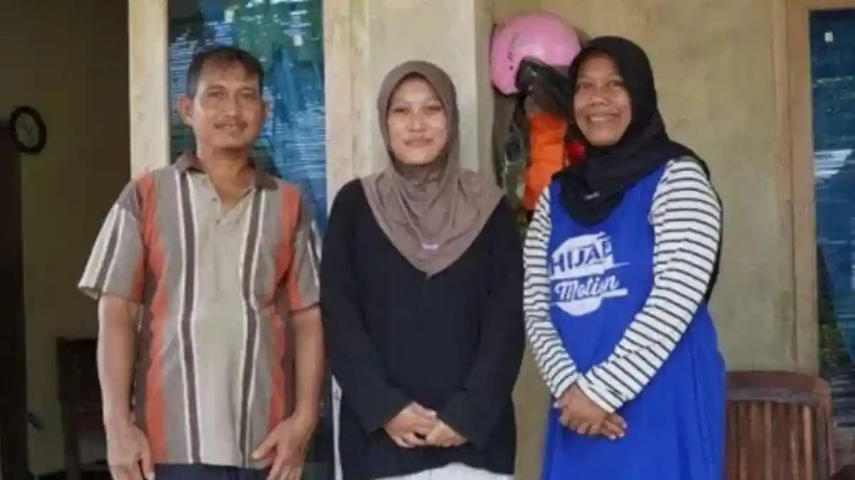 KIsah Elsa Putri, Anak Marbot Masjid Bisa Kuliah di UGM Tanpa Tes ...