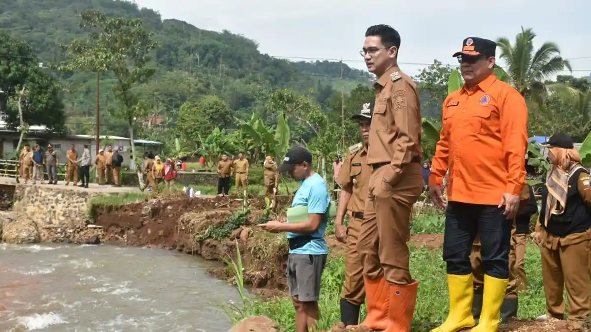Wabup Sumedang Fajar Aldila Tinjau Sawah Tergerus Aliran Sungai ...