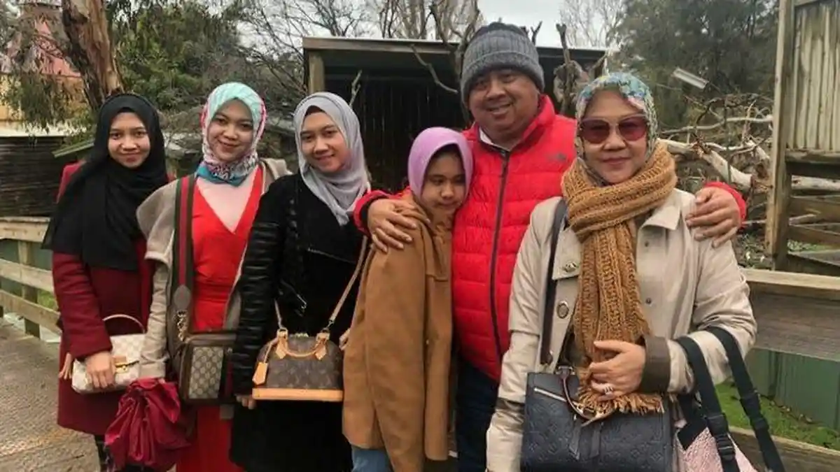 SOSOK Warsubi Bupati Jombang 2025-2030, Pengusaha yang Dermawan Punya ...