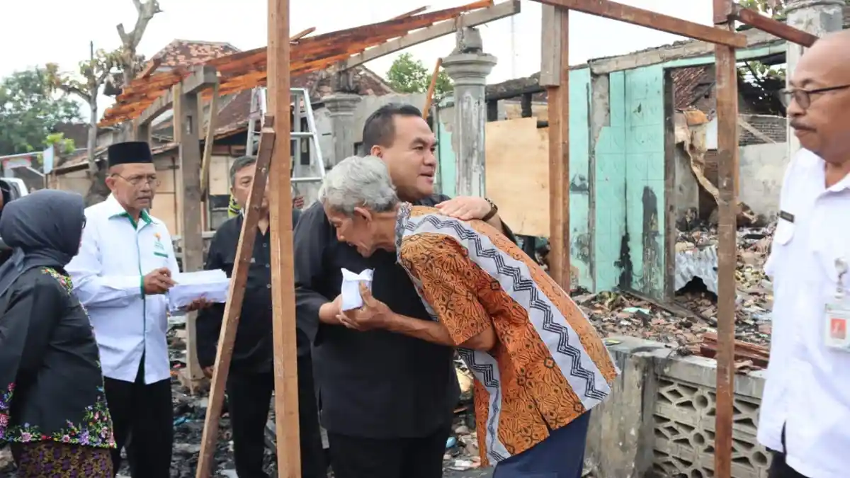 Bupati Blora Arief Rohman Salurkan Bantuan untuk Korban Kebakaran Pasar ...