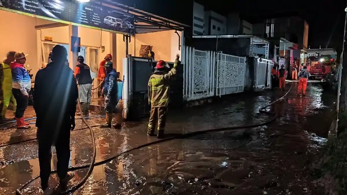 Banjir Luapan Bercampur Lumpur Genangi Rumah Warga dan Musala di Desa ...