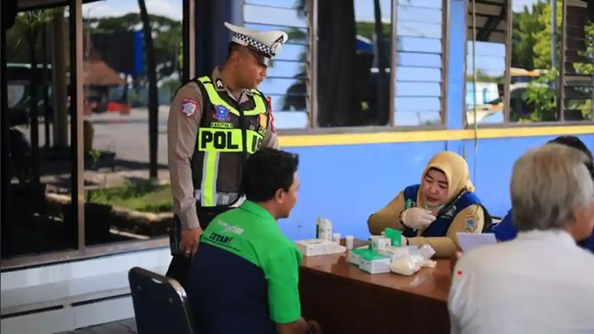 Polres Gresik Gelar Rampcheck dan Tes Urine Sopir Bus di Terminal ...