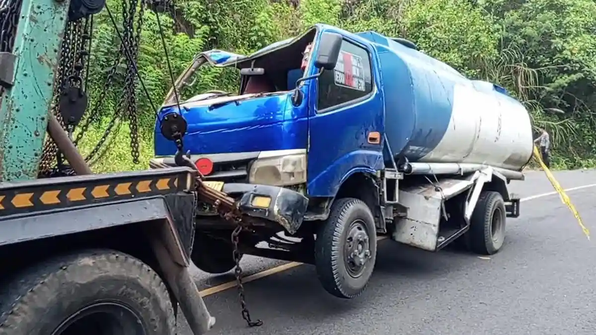Truk Tangki Diduga Angkut Solar Bersubsidi yang Terguling di JLS ...