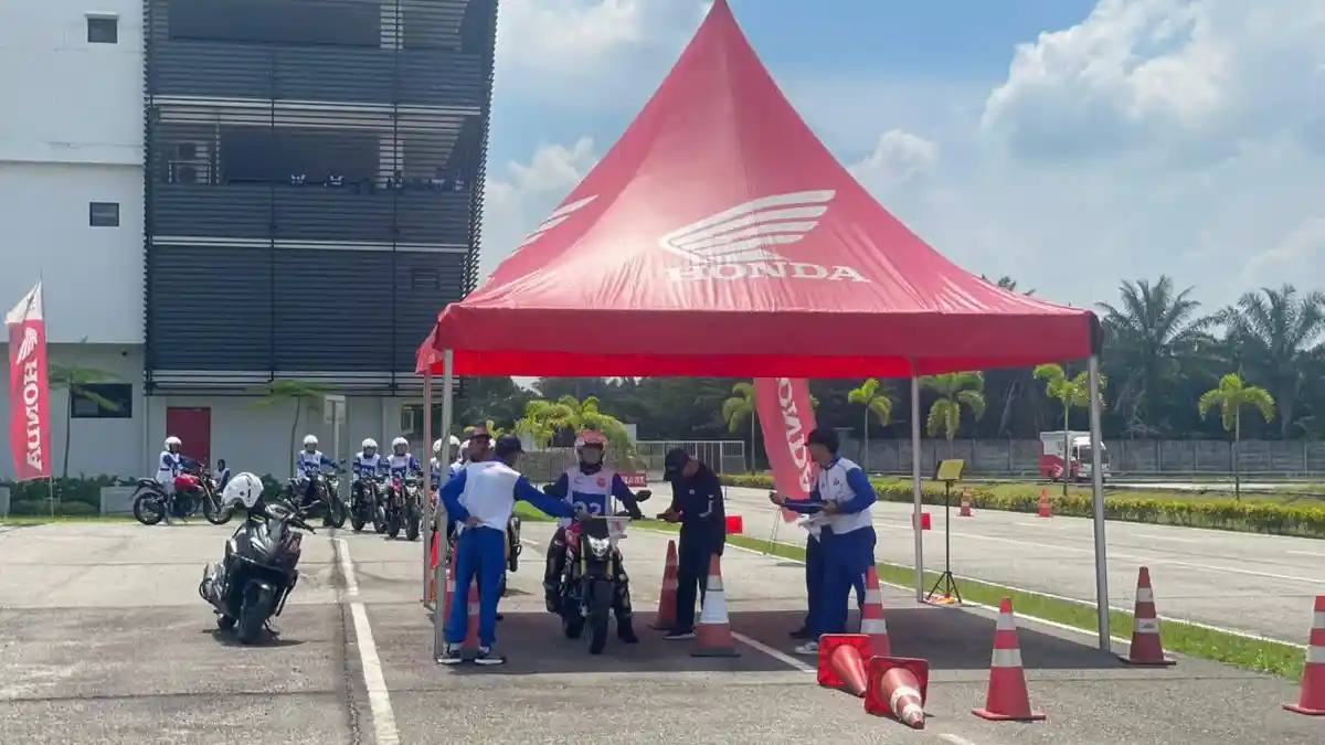 40 Bikers Honda Terbaik Unjuk Kemampuan Berkendara di Safety Riding ...
