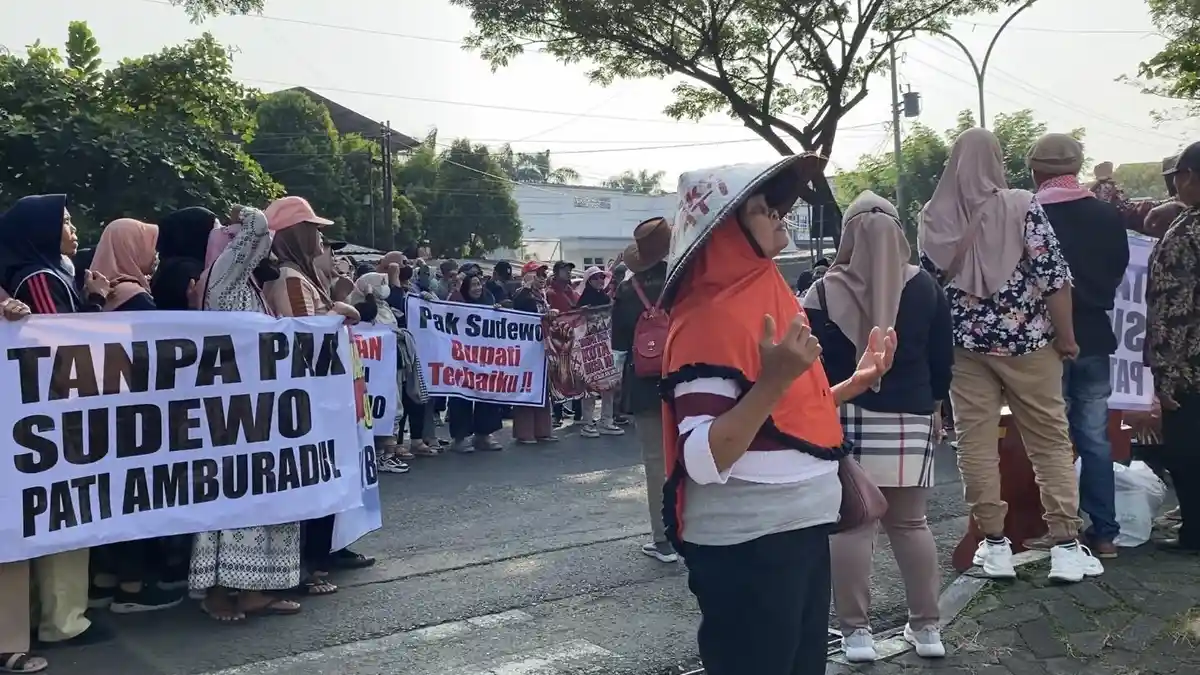 Mbah Narti Komat-kamit Doakan Sudewo, "Pokoknya Selamat Pak Dewo Orang ...