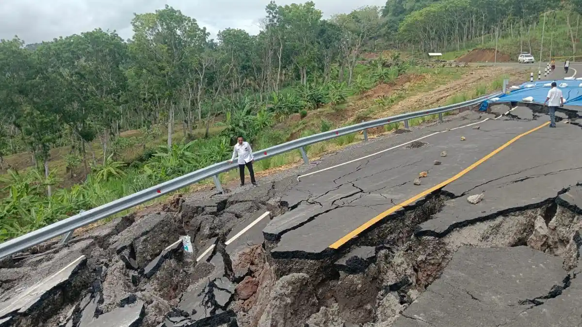Ruas Jalan di JLS Donomulyo Kabupaten Malang Retak dan Longsor, Akses ...