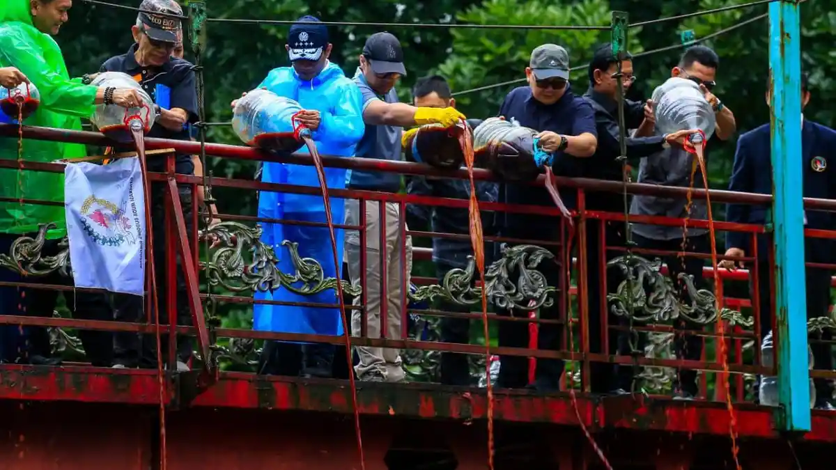 10 Ribu Liter Ecoenzyme Dituang ke Sungai Jaletreng Tangsel untuk ...