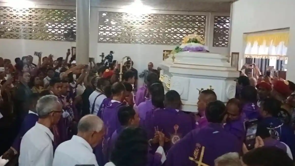 Uskup Atambua Dominikus Saku Lepas Jenazah Mgr Anton Pain Ratu dengan ...