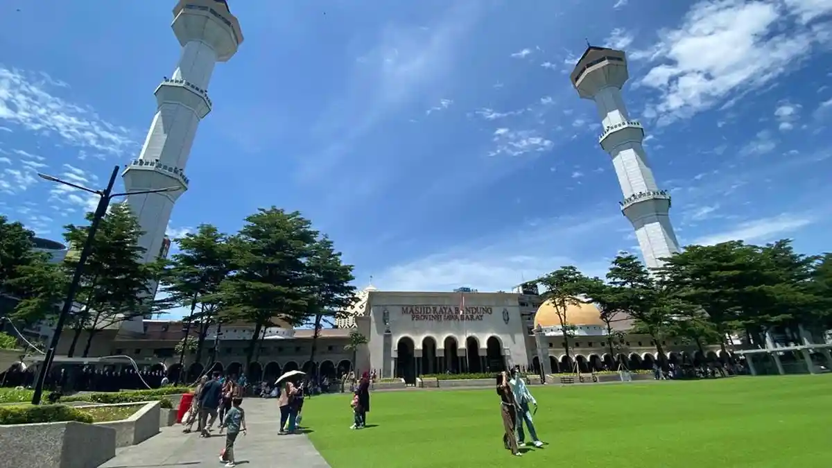 Kegiatan Masjid Agung Bandung Terganggu Pemadaman Listrik, Jemaah Tak ...
